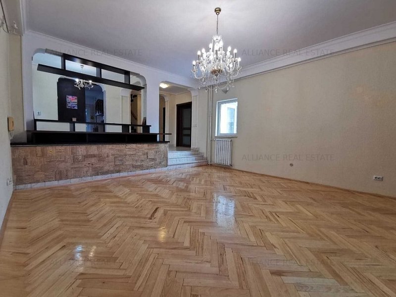 Casa de inchiriat 5 camere in Iasi, Bd. Independentei in Iaşi
